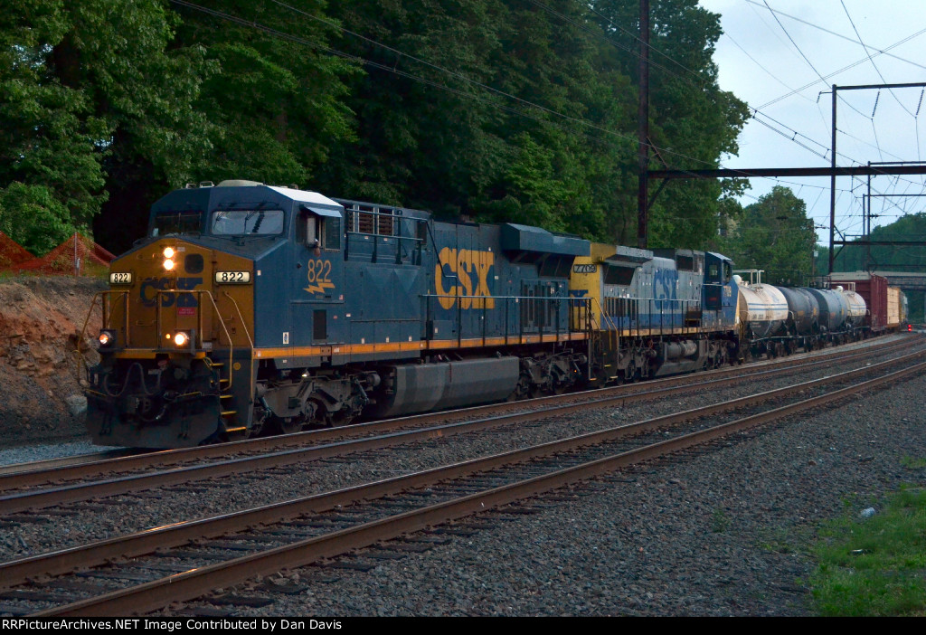 CSX ES44AH 822 leads Q410-20